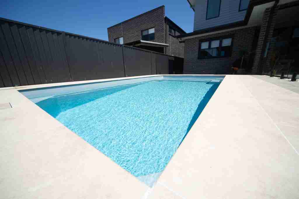 Can you put a pool on a sloping block?